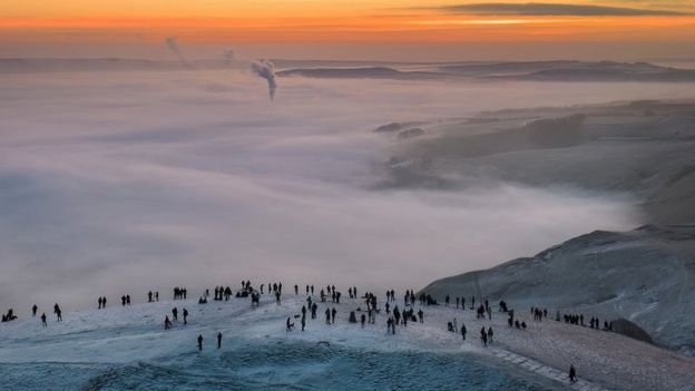 'Magical' cloud inversions seen in the Peak District - BBC News