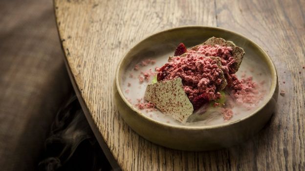 Can you survive on foraged food? - BBC News