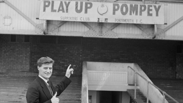 Portsmouth Football Club unveils Jimmy Dickinson statue - BBC News