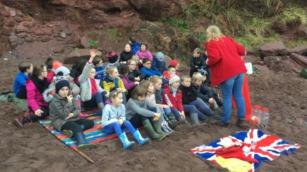Shoreline lessons - how beach trips boost learning - BBC News