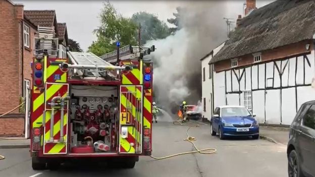 Car engulfed in flames in Radcliffe-on-Trent - BBC News