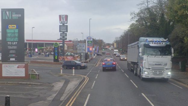 Retford: Cyclist in serious condition after being hit by car - BBC News
