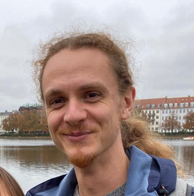 Younger workers will benefit from return to office, says boss - BBC News