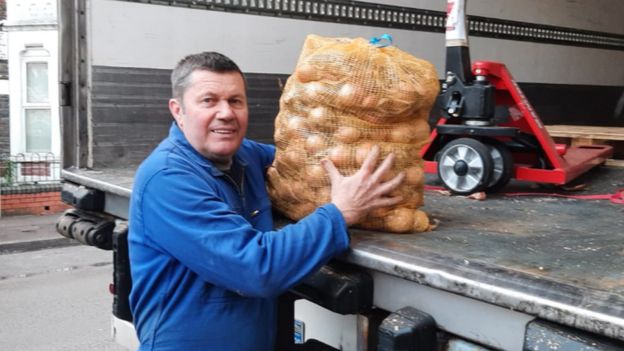 Johnny Onions: Cardiff French onion seller retires - BBC News
