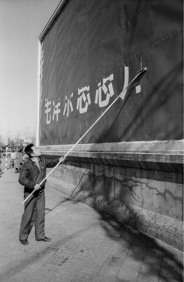 Street photography reveals China in the 1980s - BBC News