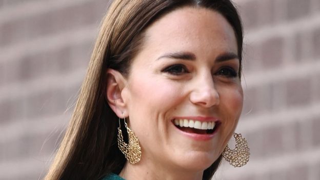 Kate presents award for rising stars in fashion - BBC News