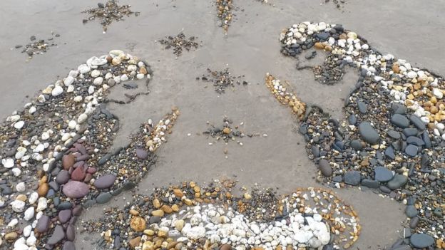 Family creates festive beach art on north Devon coast - BBC News