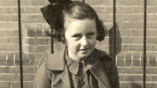 Holocaust survivors share experiences with NI schoolchildren - BBC News