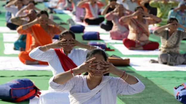 Yoga Day: Thousands of Indians celebrate the day - BBC News