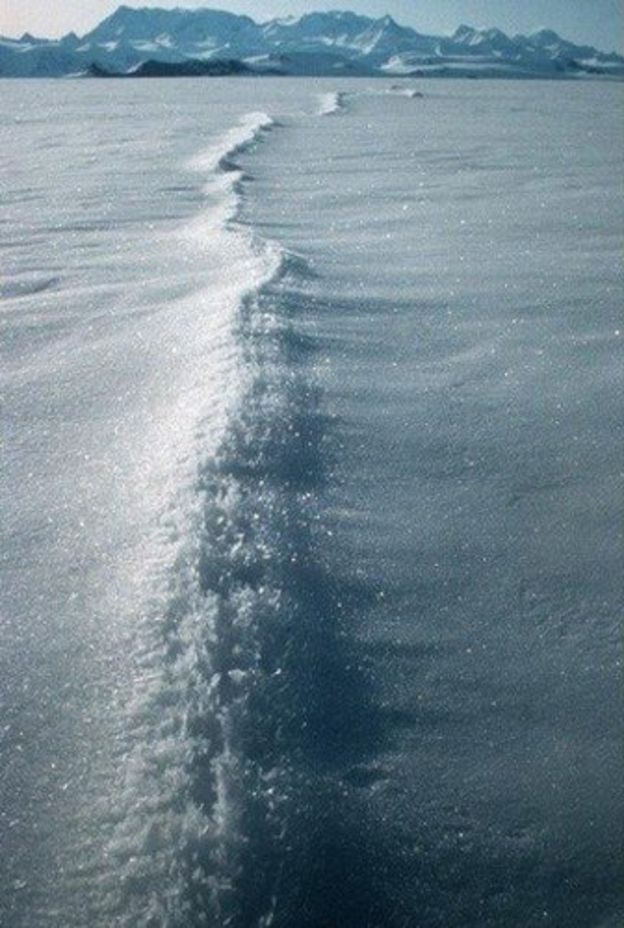 Antarctica 'gives ground to the ocean' - BBC News