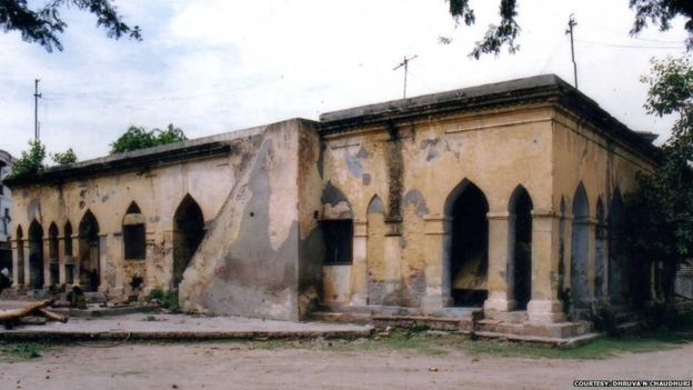 The only people willing to take Delhi's 'most haunted house' - BBC News