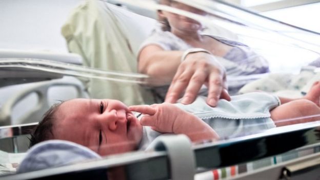 Hundreds of babies born drug-dependent - BBC News