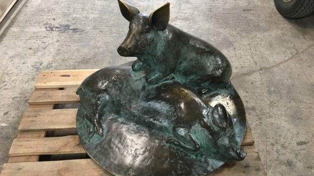 Bronze pigs return to Calne town centre - BBC News