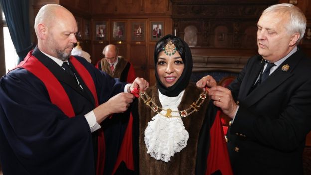 Oxford swears in first Muslim woman lord mayor - BBC News