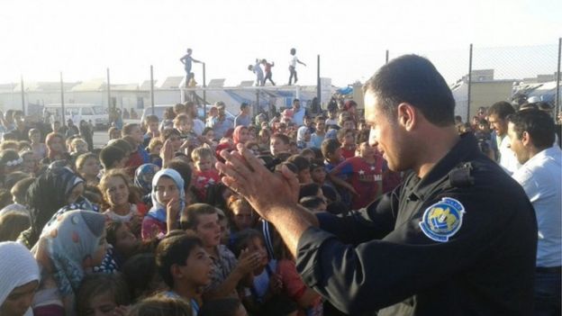 Free Syrian Police go unarmed to help their community - BBC News