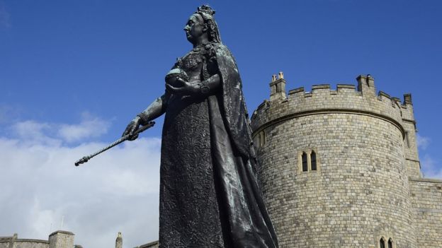 ArtUK: Six strange statues from new photographic database - BBC News