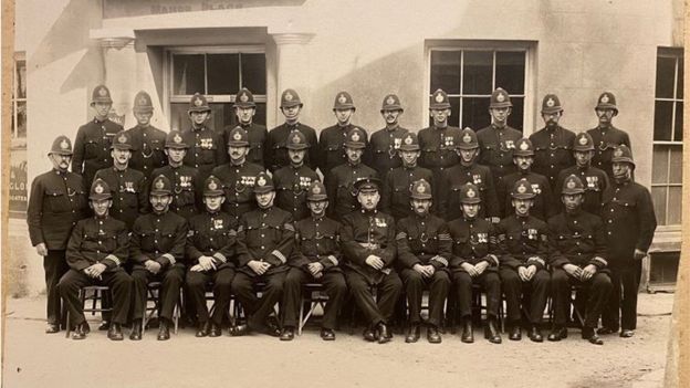 Guernsey families in new push to pardon WW2 'Robin Hood' police - BBC News