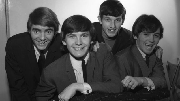 Wayne Fontana: 1960s pop star dies at 74 - BBC News