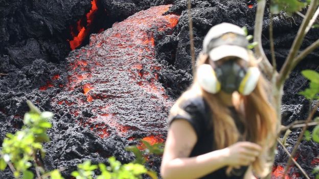 Hawaii volcano: Man hit by lava in first serious Kilauea injury - BBC News