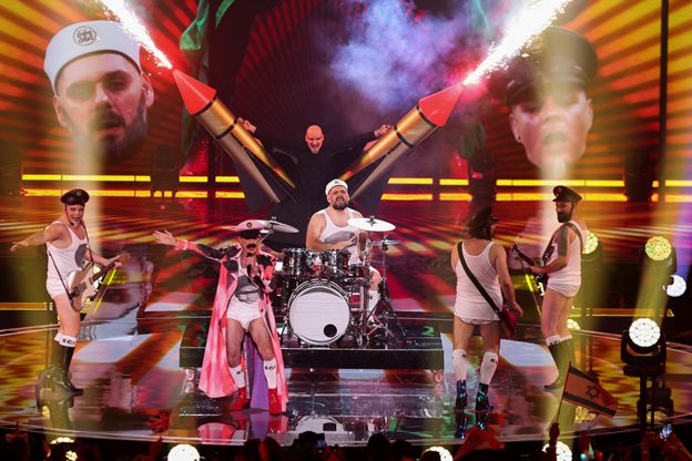 In pictures: Eurovision performances fire up fans - BBC News