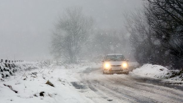 Mountain team rescues drivers stranded in snow near Durisdeer - BBC News