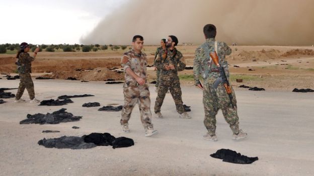IS conflict: Syrian force 'takes town of Tabqa and dam' - BBC News