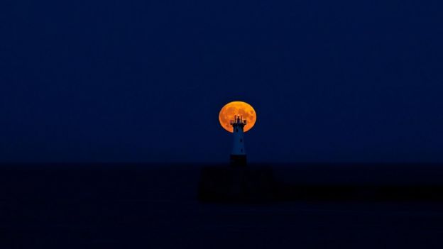 In pictures: Sturgeon moon over Scotland - BBC News