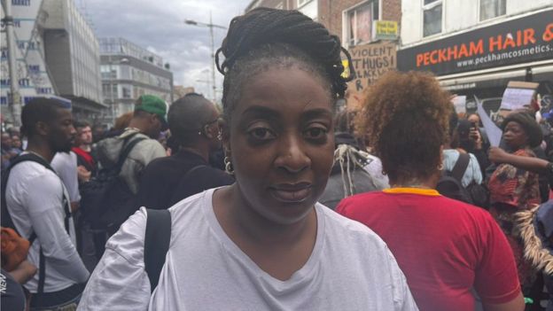 Peckham: Man interviewed by Met Police after shop restraint - BBC News