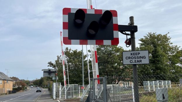 Egham level crossing makes drivers wait for 20 minutes - BBC News