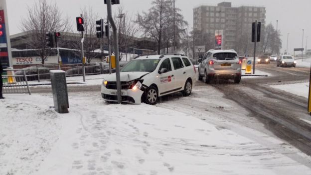 Ice warnings for England following day of heavy snow - BBC News