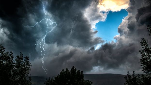Thunder storm warnings extended until Monday in Wales - BBC News