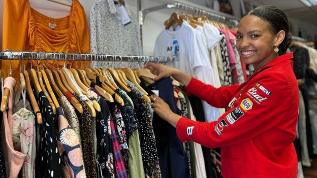 'Selling second-hand clothes online became my full-time job' - BBC News