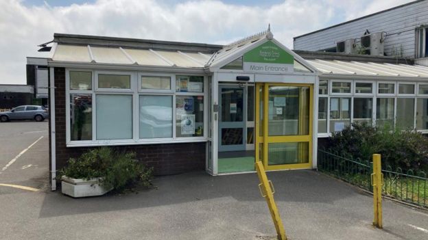Sheffield: Staff and parents help revamp old school building - BBC News