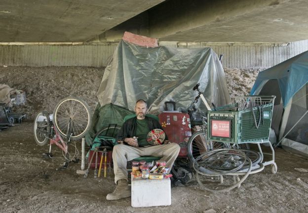 Photographing the things homeless people in California own - BBC News