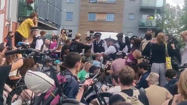 Peckham immigration protest: Police watchdog seek witnesses - BBC News