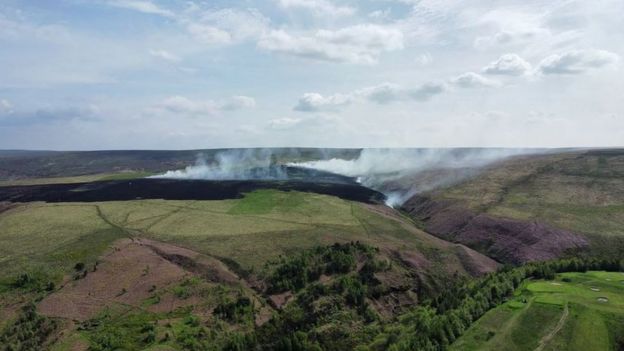 Marsden Moor: Crews tackle wildfire - BBC News