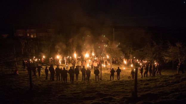 In pictures: Here we come a-wassailing - BBC News
