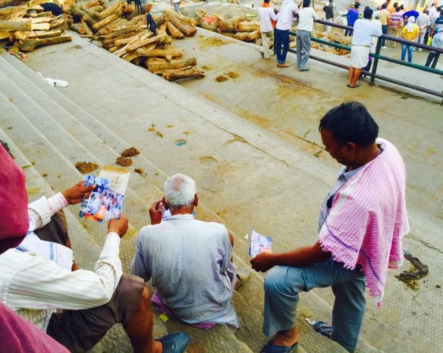 'Death photographers' of India's holy city - BBC News