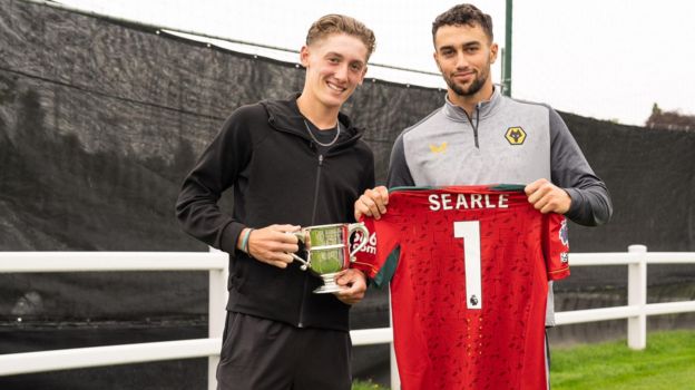 Wimbledon boys' champion meets Wolverhampton Wanderers players - BBC News