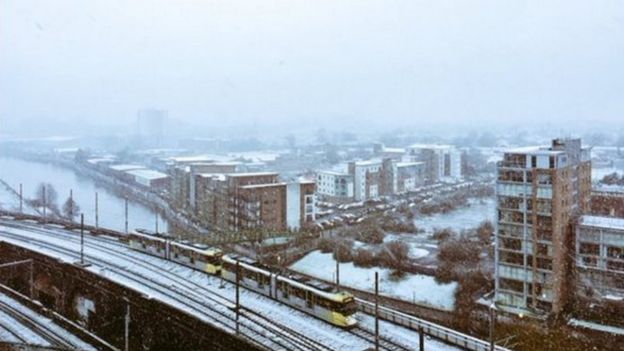 Heavy snow affects travel in the north of England - BBC News