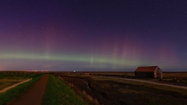 Northern Lights seen over England - BBC News