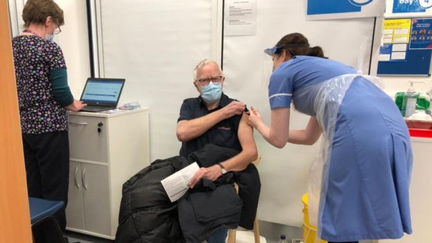 Covid: Firefighters trained to help give vaccine in Basingstoke - BBC News