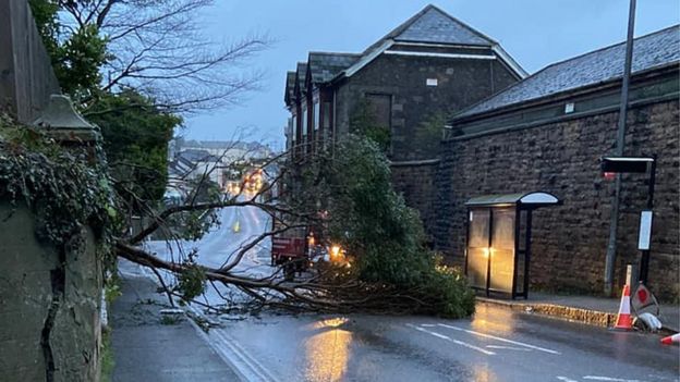Storm Mathis: hundreds of power outages reported in Cornwall - BBC News