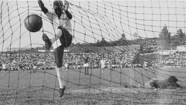 Pele: A sporting icon who made football beautiful - BBC News