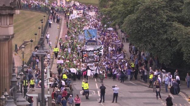 Women march in Edinburgh to mark suffrage centenary - BBC News