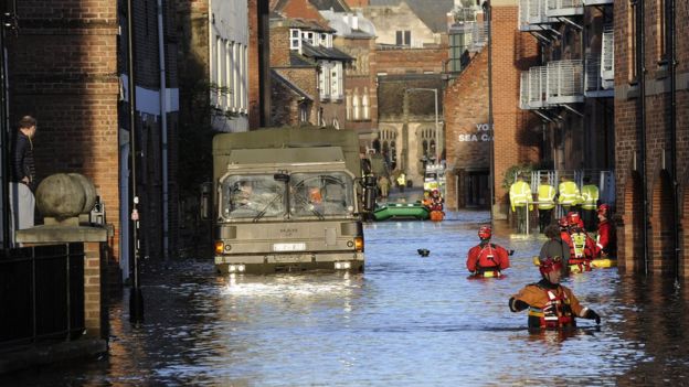 In pictures: Second day of flooding across northern England - BBC News