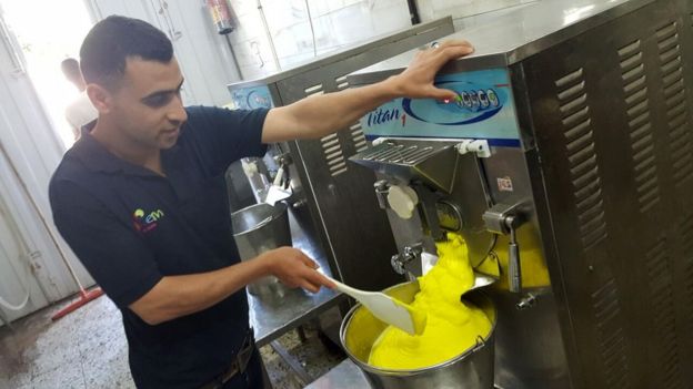 The ice-cream maker of Gaza - BBC News