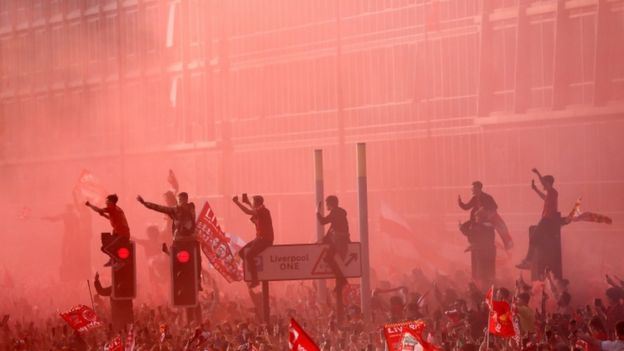 Champions League: Crowds number 750,000 at Liverpool parade - BBC News