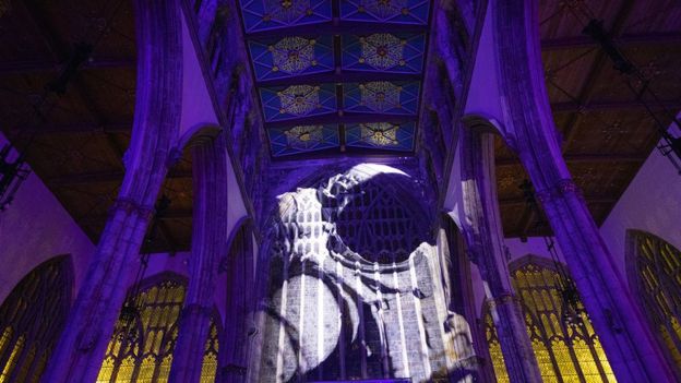 Hull Minster's interior illuminated in colourful light show - BBC News