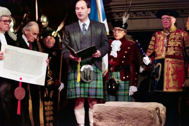 The day the Stone of Destiny returned to Scotland - BBC News